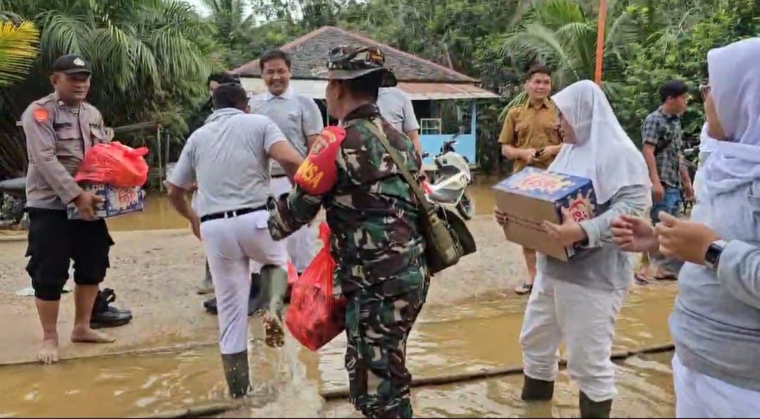 Babinsa Miau Baru Kawal Distribusi Bantuan untuk Korban Banjir - Jejak Khatulistiwa